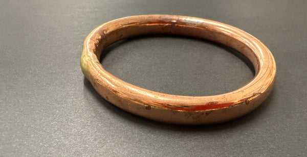 Copper smooth anvil bangle – Vetro e Metallo
